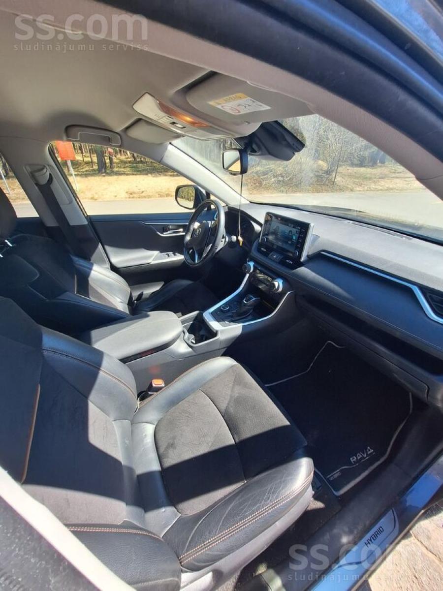 Grey Toyota RAV4 2019 in Riga, with an engine capacity of 2.50 L and mileage of 164 thousand km for 25000 €, photo 10 on AUTOMOTO.COM.LV