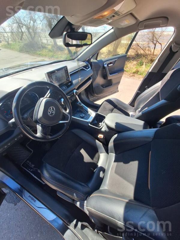 Grey Toyota RAV4 2019 in Riga, with an engine capacity of 2.50 L and mileage of 164 thousand km for 25000 €, photo 10 on AUTOMOTO.COM.LV