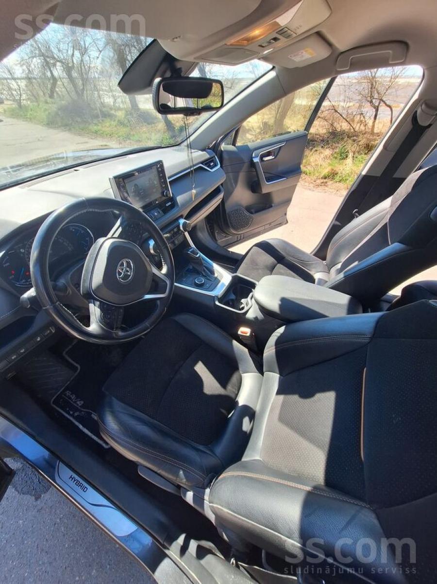 Grey Toyota RAV4 2019 in Riga, with an engine capacity of 2.50 L and mileage of 164 thousand km for 25000 €, photo 11 on AUTOMOTO.COM.LV