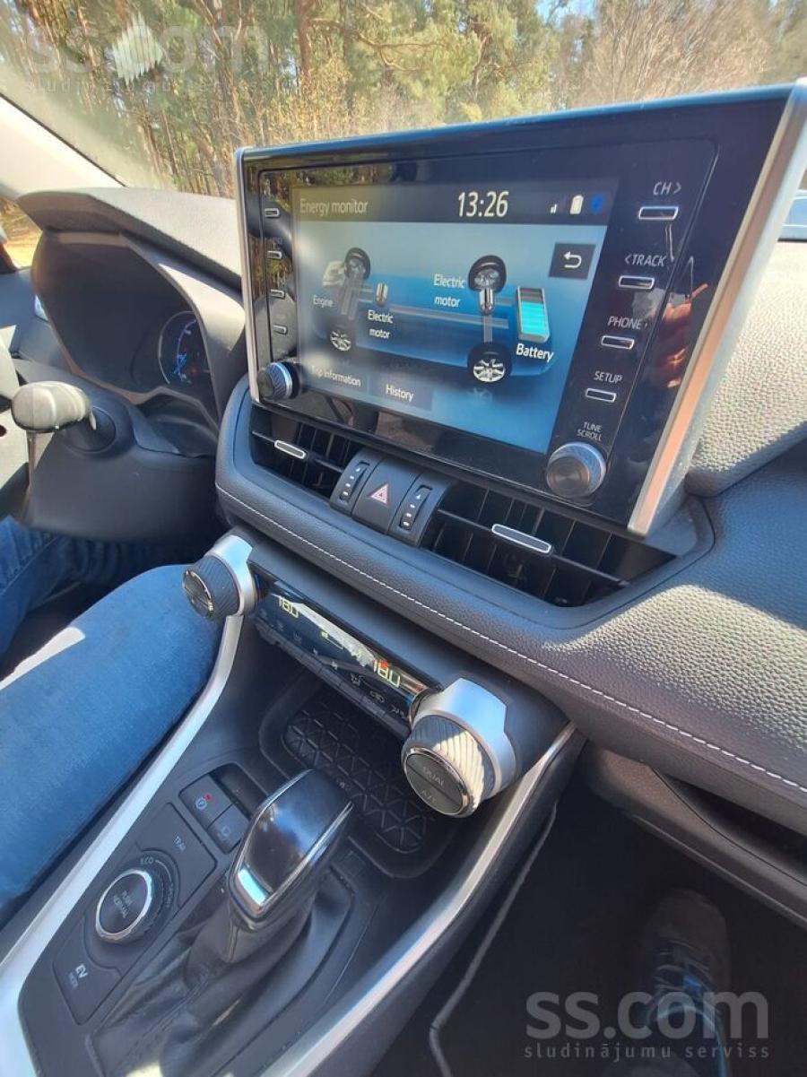 Grey Toyota RAV4 2019 in Riga, with an engine capacity of 2.50 L and mileage of 164 thousand km for 25000 €, photo 13 on AUTOMOTO.COM.LV
