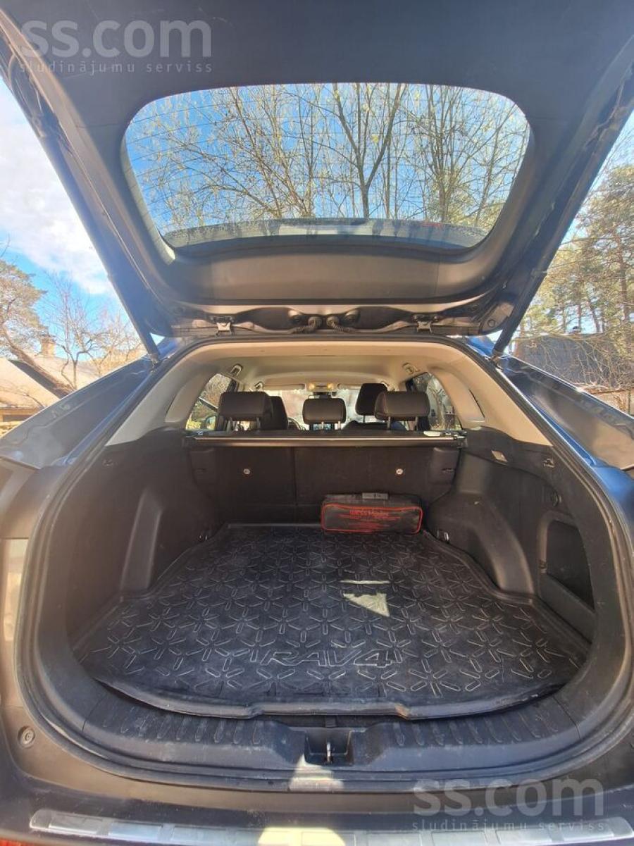 Grey Toyota RAV4 2019 in Riga, with an engine capacity of 2.50 L and mileage of 164 thousand km for 25000 €, photo 15 on AUTOMOTO.COM.LV