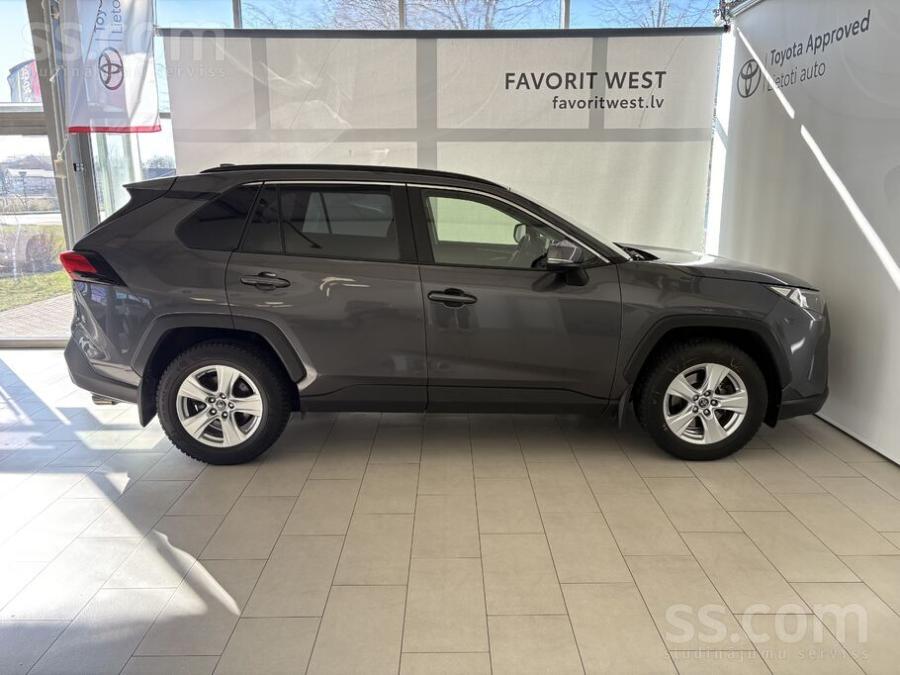 Pelēks Toyota RAV4 2019 Ventspils, ar dzinēja tilpumu 2.00 L un nobraukumu 127 tūkst. km par 21990 €, foto 4 vietnē AUTOMOTO.COM.LV