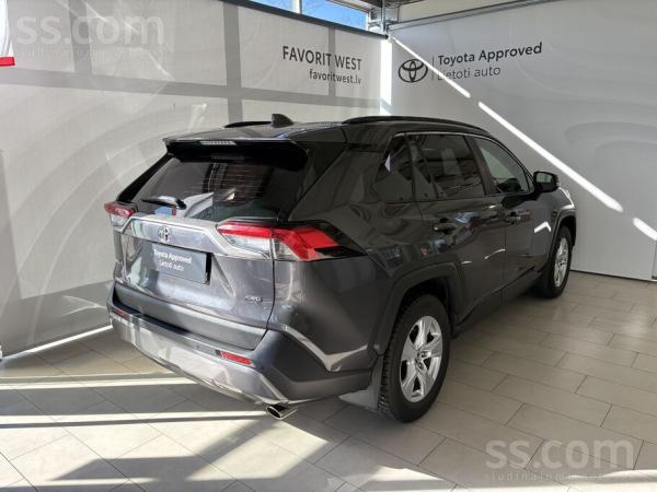 Grey Toyota RAV4 2019 in Ventspils, with an engine capacity of 2.00 L and mileage of 127 thousand km for 23490 €, photo 4 on AUTOMOTO.COM.LV