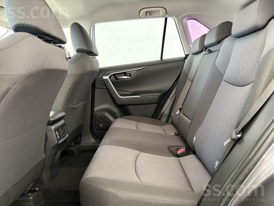 Pelēks Toyota RAV4 2019 Ventspils, ar dzinēja tilpumu 2.00 L un nobraukumu 127 tūkst. km par 21990 €, foto 7 vietnē AUTOMOTO.COM.LV