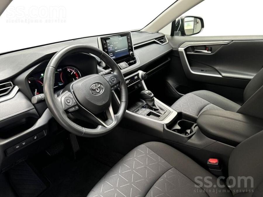 Pelēks Toyota RAV4 2019 Rīga, ar dzinēja tilpumu 2.00 L un nobraukumu 62 tūkst. km par 23990 €, foto 12 vietnē AUTOMOTO.COM.LV