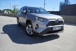 Grey Toyota RAV4 2019 in Riga, with an engine capacity of 2.50 L and mileage of 170 thousand km for 21890 €, photo 3 on AUTOMOTO.COM.LV