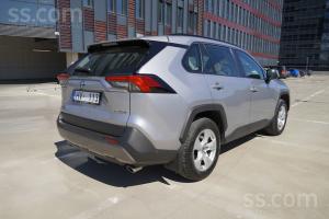 Grey Toyota RAV4 2019 in Riga, with an engine capacity of 2.50 L and mileage of 170 thousand km for 21890 €, photo 4 on AUTOMOTO.COM.LV