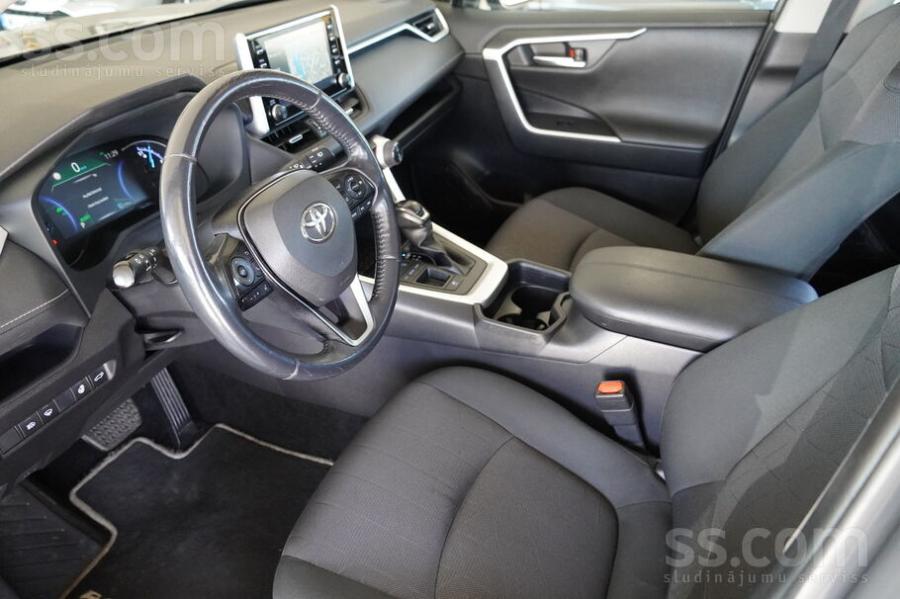 Grey Toyota RAV4 2019 in Riga, with an engine capacity of 2.50 L and mileage of 170 thousand km for 21890 €, photo 6 on AUTOMOTO.COM.LV