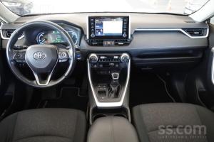 Grey Toyota RAV4 2019 in Riga, with an engine capacity of 2.50 L and mileage of 170 thousand km for 21890 €, photo 7 on AUTOMOTO.COM.LV