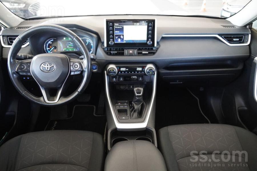 Grey Toyota RAV4 2019 in Riga, with an engine capacity of 2.50 L and mileage of 170 thousand km for 21890 €, photo 7 on AUTOMOTO.COM.LV