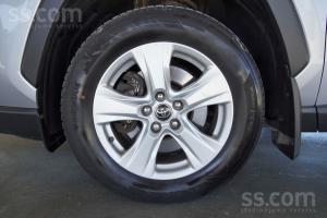 Grey Toyota RAV4 2019 in Riga, with an engine capacity of 2.50 L and mileage of 170 thousand km for 21890 €, photo 11 on AUTOMOTO.COM.LV