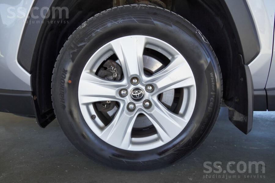 Grey Toyota RAV4 2019 in Riga, with an engine capacity of 2.50 L and mileage of 170 thousand km for 21890 €, photo 11 on AUTOMOTO.COM.LV