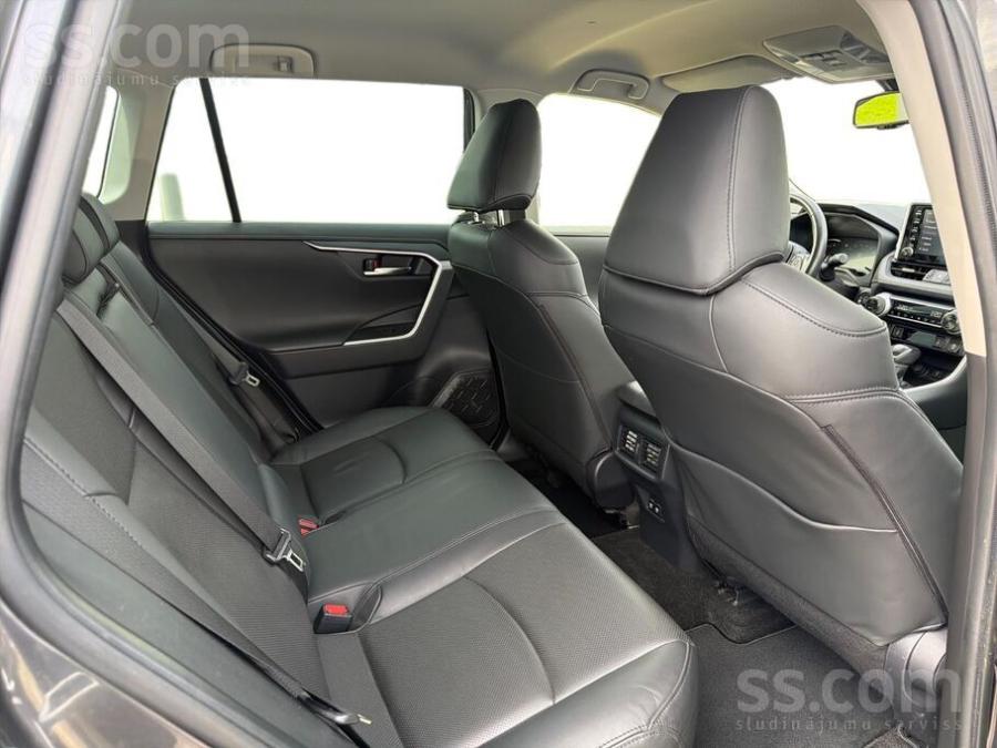 Pelēks Toyota RAV4 2019 Rīga, ar dzinēja tilpumu 2.00 L un nobraukumu 101 tūkst. km par 23990 €, foto 8 vietnē AUTOMOTO.COM.LV