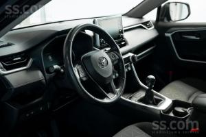 Grey Toyota RAV4 2019 in Riga, with an engine capacity of 2.00 L and mileage of 46 thousand km for 22900 €, photo 6 on AUTOMOTO.COM.LV