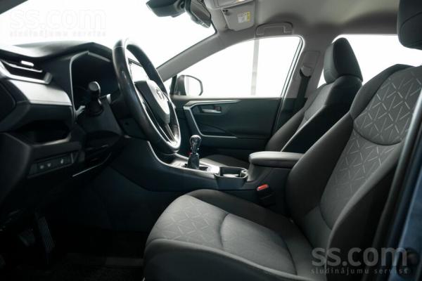 Grey Toyota RAV4 2019 in Riga, with an engine capacity of 2.00 L and mileage of 46 thousand km for 22900 €, photo 8 on AUTOMOTO.COM.LV