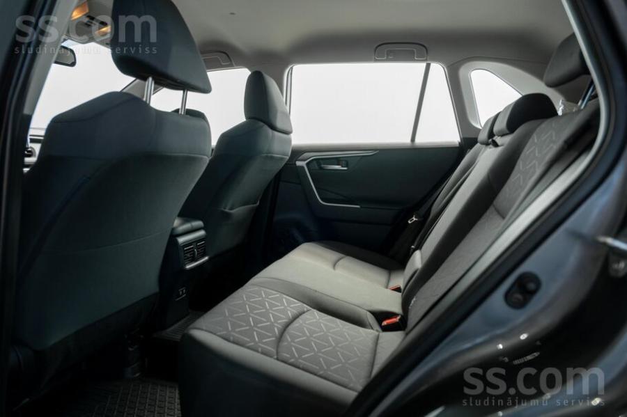 Grey Toyota RAV4 2019 in Riga, with an engine capacity of 2.00 L and mileage of 46 thousand km for 22900 €, photo 10 on AUTOMOTO.COM.LV