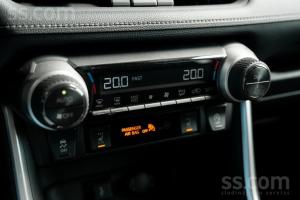 Grey Toyota RAV4 2019 in Riga, with an engine capacity of 2.00 L and mileage of 46 thousand km for 22900 €, photo 16 on AUTOMOTO.COM.LV