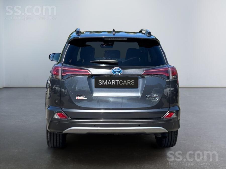 Grey Toyota RAV4 2019 in Riga, with an engine capacity of 2.50 L and mileage of 186 thousand km for 17500 €, photo 5 on AUTOMOTO.COM.LV