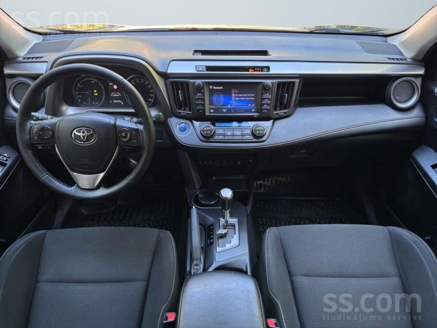 Grey Toyota RAV4 2019 in Riga, with an engine capacity of 2.50 L and mileage of 186 thousand km for 17500 €, photo 11 on AUTOMOTO.COM.LV
