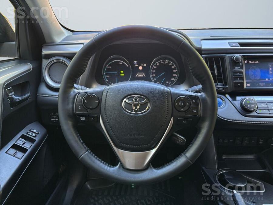 Grey Toyota RAV4 2019 in Riga, with an engine capacity of 2.50 L and mileage of 186 thousand km for 17500 €, photo 13 on AUTOMOTO.COM.LV