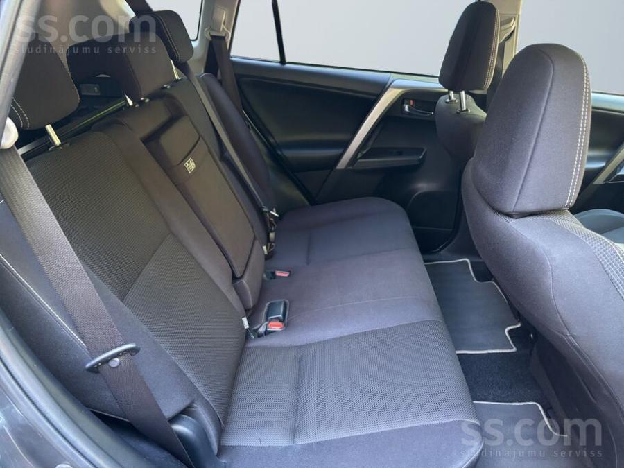 Grey Toyota RAV4 2019 in Riga, with an engine capacity of 2.50 L and mileage of 186 thousand km for 17500 €, photo 14 on AUTOMOTO.COM.LV
