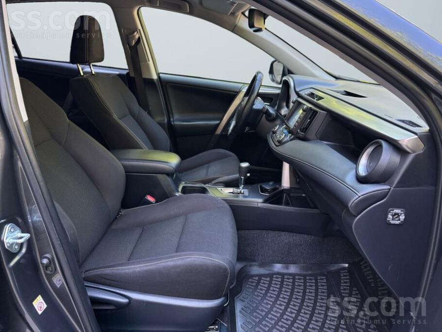 Grey Toyota RAV4 2019 in Riga, with an engine capacity of 2.50 L and mileage of 186 thousand km for 17500 €, photo 16 on AUTOMOTO.COM.LV