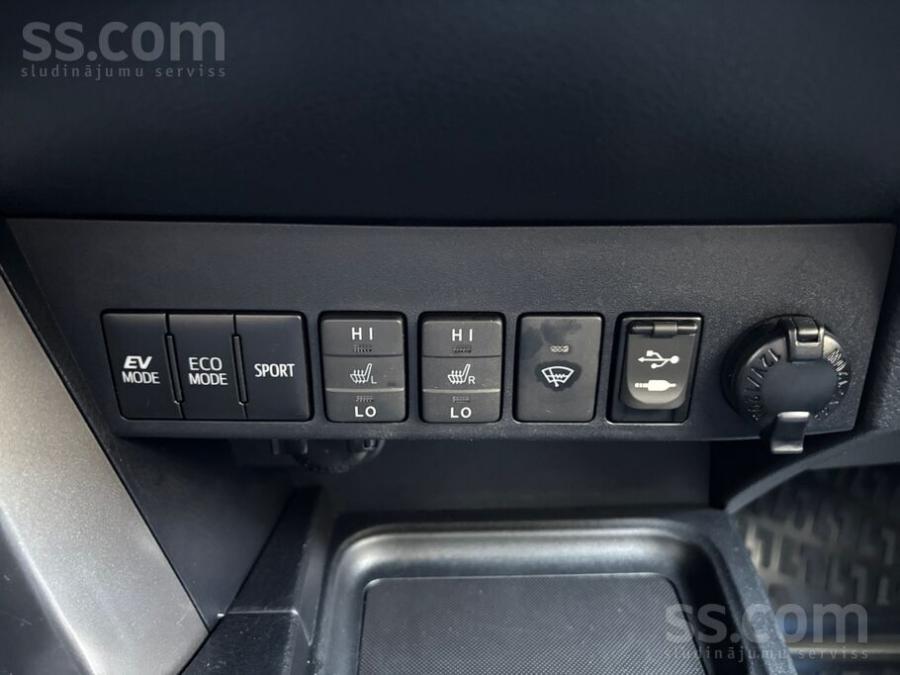Grey Toyota RAV4 2019 in Riga, with an engine capacity of 2.50 L and mileage of 186 thousand km for 17500 €, photo 17 on AUTOMOTO.COM.LV