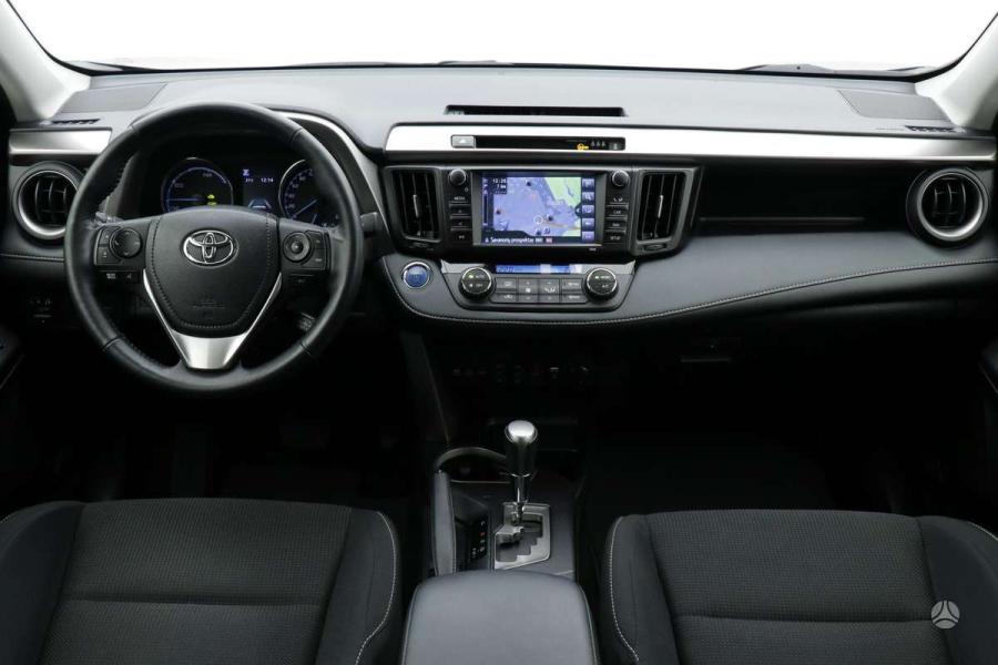 Grey Toyota RAV4 2019 in Vilnius, with an engine capacity of 2.49 L and mileage of 70 thousand km for 20900 €, photo 8 on AUTOMOTO.COM.LV