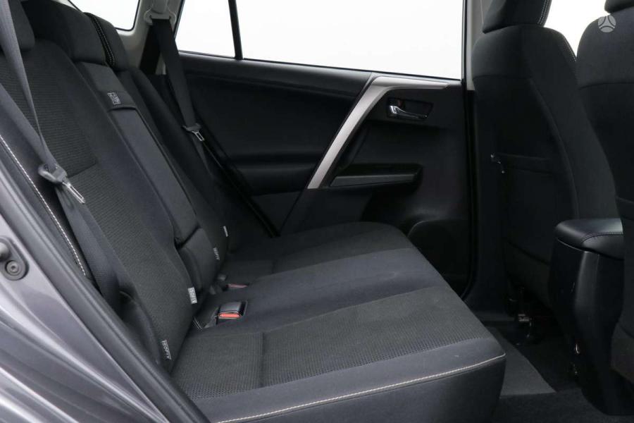 Grey Toyota RAV4 2019 in Vilnius, with an engine capacity of 2.49 L and mileage of 70 thousand km for 20900 €, photo 11 on AUTOMOTO.COM.LV