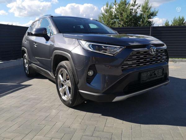 Pelēks Toyota RAV4 2019 Viļņa, ar dzinēja tilpumu 2.49 L un nobraukumu 196 tūkst. km par 21700 €, foto 1 vietnē AUTOMOTO.COM.LV