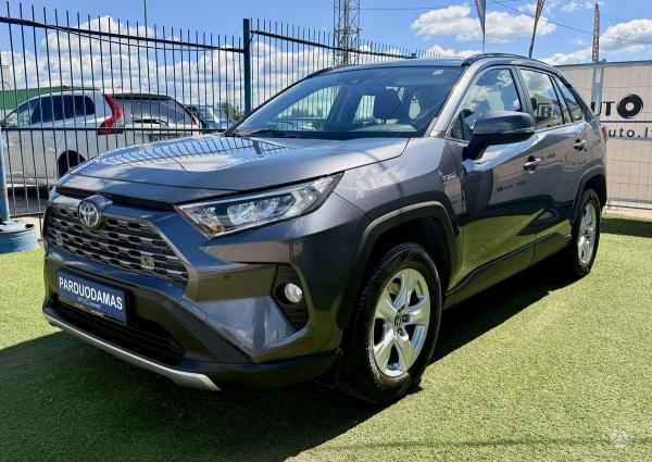 Grey Toyota RAV4 2019 in Panevezys, with an engine capacity of 2.49 L and mileage of 185 thousand km for 21500 €, photo 1 on AUTOMOTO.COM.LV