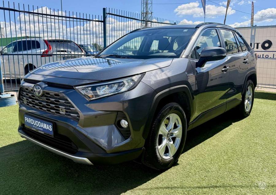 Grey Toyota RAV4 2019 in Panevezys, with an engine capacity of 2.49 L and mileage of 185 thousand km for 21500 €, photo 1 on AUTOMOTO.COM.LV