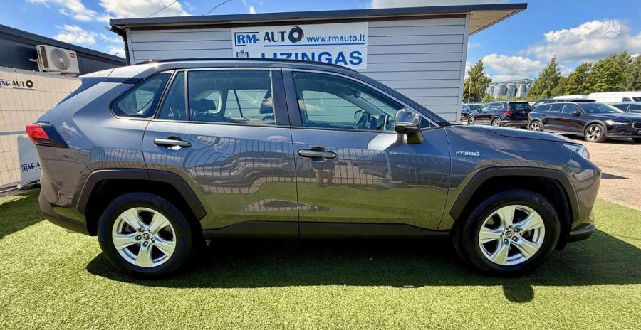 Grey Toyota RAV4 2019 in Panevezys, with an engine capacity of 2.49 L and mileage of 185 thousand km for 21500 €, photo 6 on AUTOMOTO.COM.LV