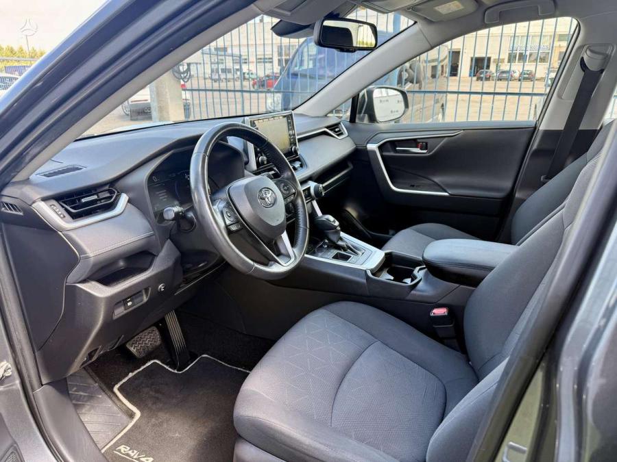 Grey Toyota RAV4 2019 in Panevezys, with an engine capacity of 2.49 L and mileage of 185 thousand km for 21500 €, photo 12 on AUTOMOTO.COM.LV