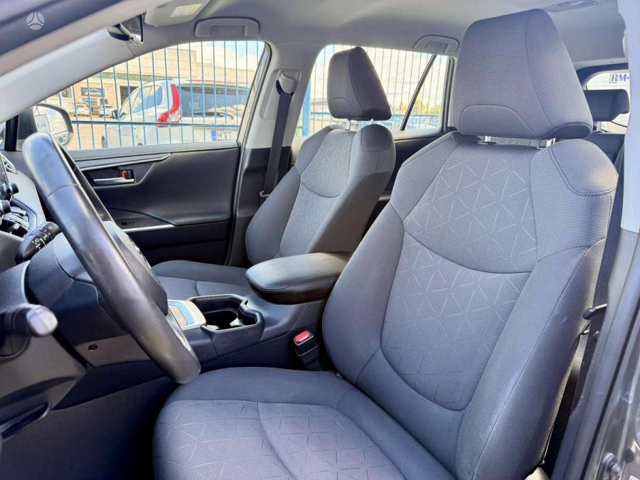Grey Toyota RAV4 2019 in Panevezys, with an engine capacity of 2.49 L and mileage of 185 thousand km for 21500 €, photo 13 on AUTOMOTO.COM.LV