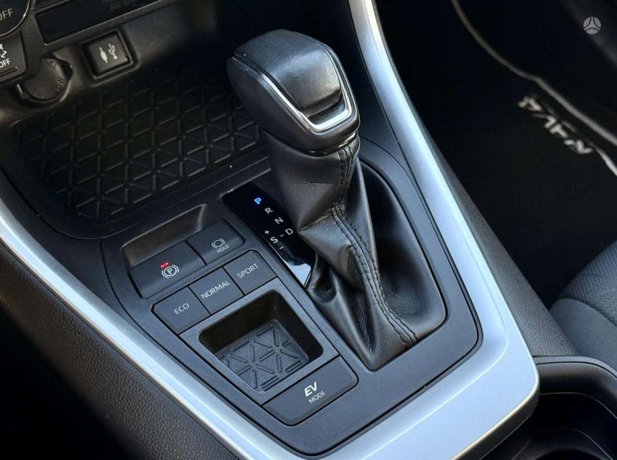 Grey Toyota RAV4 2019 in Panevezys, with an engine capacity of 2.49 L and mileage of 185 thousand km for 21500 €, photo 15 on AUTOMOTO.COM.LV
