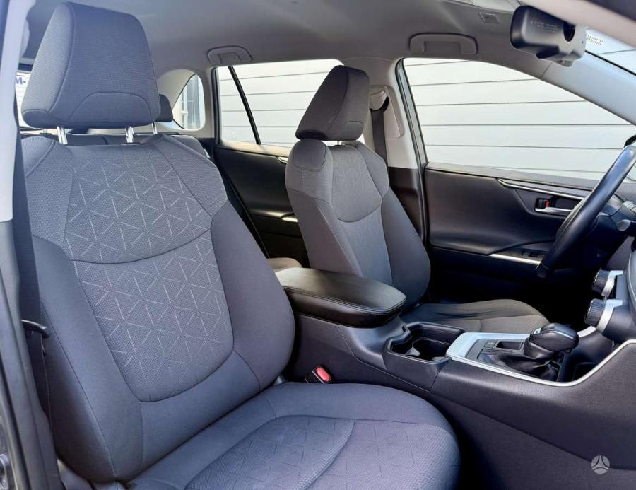 Grey Toyota RAV4 2019 in Panevezys, with an engine capacity of 2.49 L and mileage of 185 thousand km for 21500 €, photo 21 on AUTOMOTO.COM.LV