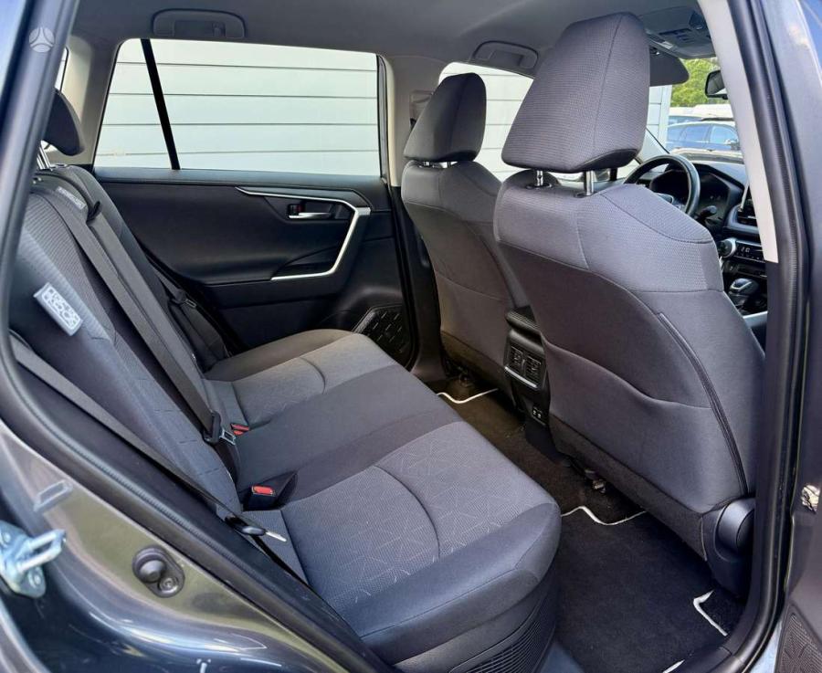 Grey Toyota RAV4 2019 in Panevezys, with an engine capacity of 2.49 L and mileage of 185 thousand km for 21500 €, photo 22 on AUTOMOTO.COM.LV
