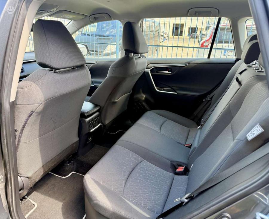 Grey Toyota RAV4 2019 in Panevezys, with an engine capacity of 2.49 L and mileage of 185 thousand km for 21500 €, photo 24 on AUTOMOTO.COM.LV