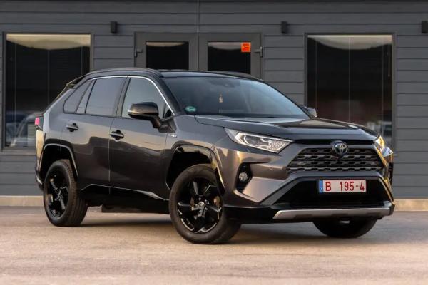 Grey Toyota RAV4 2019 in Jelgava, with an engine capacity of 2.50 L and mileage of 110 thousand km for 28700 €, photo 1 on AUTOMOTO.COM.LV