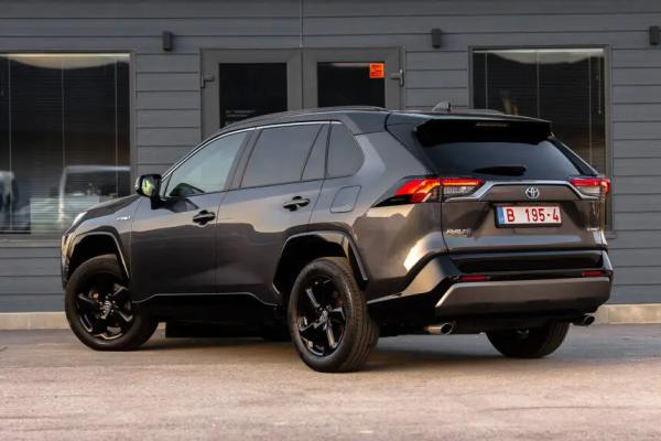 Grey Toyota RAV4 2019 in Jelgava, with an engine capacity of 2.50 L and mileage of 110 thousand km for 28700 €, photo 2 on AUTOMOTO.COM.LV