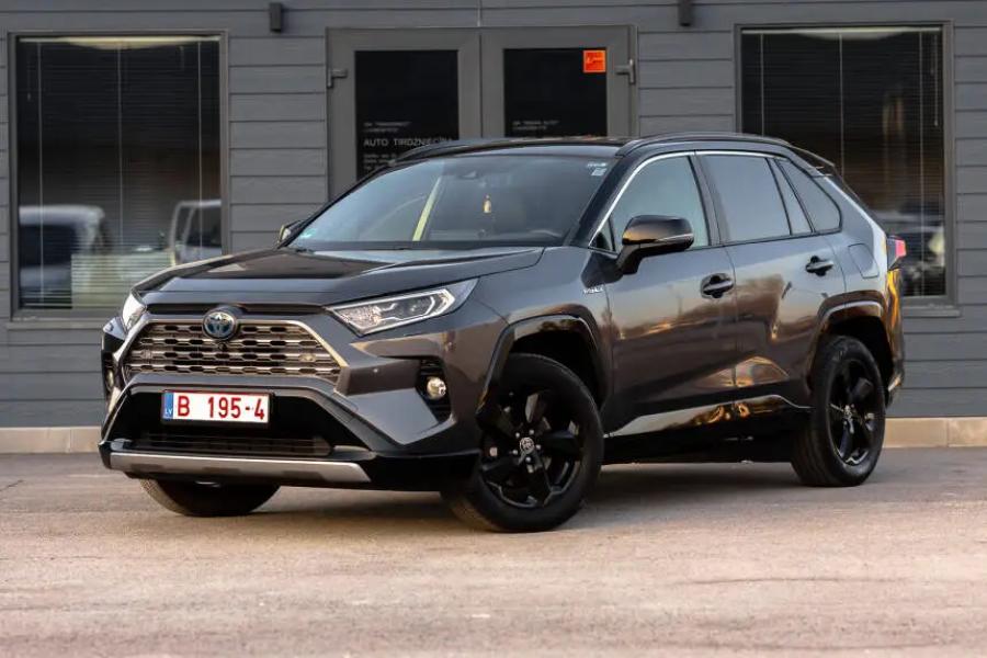 Grey Toyota RAV4 2019 in Jelgava, with an engine capacity of 2.50 L and mileage of 110 thousand km for 28700 €, photo 4 on AUTOMOTO.COM.LV
