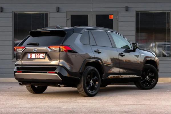 Grey Toyota RAV4 2019 in Jelgava, with an engine capacity of 2.50 L and mileage of 110 thousand km for 28700 €, photo 4 on AUTOMOTO.COM.LV