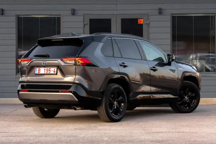 Grey Toyota RAV4 2019 in Jelgava, with an engine capacity of 2.50 L and mileage of 110 thousand km for 28700 €, photo 5 on AUTOMOTO.COM.LV