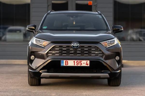 Grey Toyota RAV4 2019 in Jelgava, with an engine capacity of 2.50 L and mileage of 110 thousand km for 28700 €, photo 5 on AUTOMOTO.COM.LV