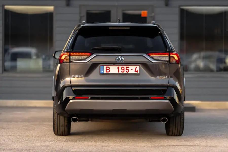Grey Toyota RAV4 2019 in Jelgava, with an engine capacity of 2.50 L and mileage of 110 thousand km for 28700 €, photo 7 on AUTOMOTO.COM.LV