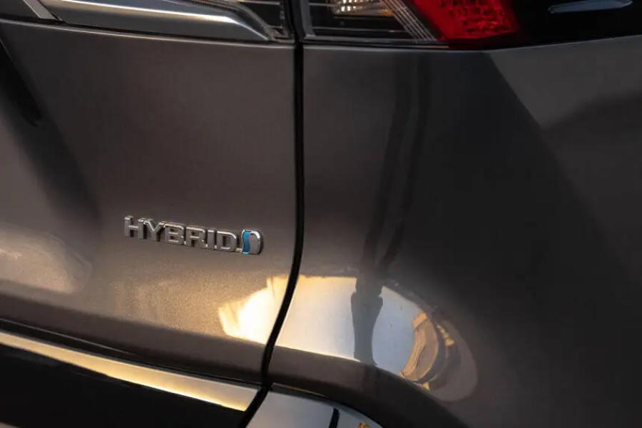 Grey Toyota RAV4 2019 in Jelgava, with an engine capacity of 2.50 L and mileage of 110 thousand km for 28700 €, photo 9 on AUTOMOTO.COM.LV