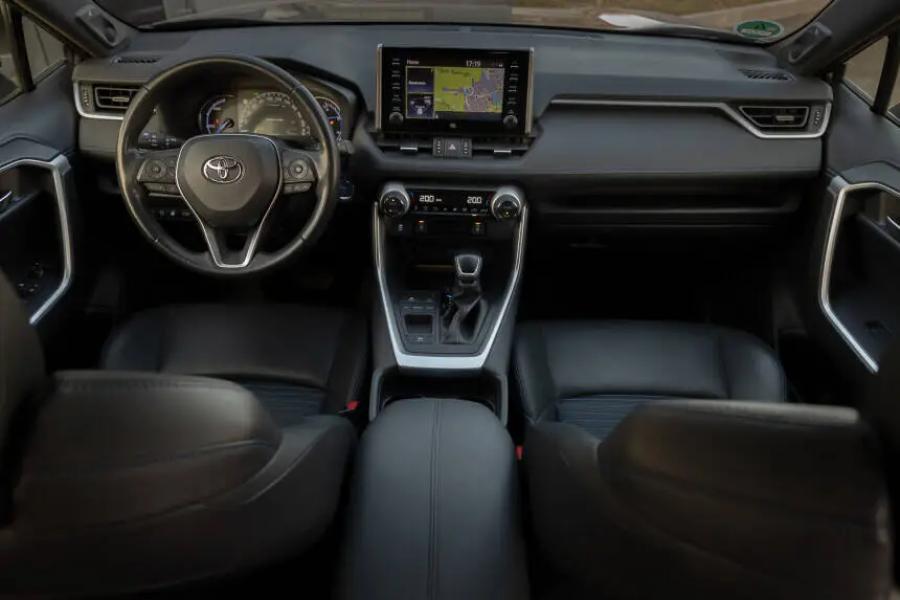 Grey Toyota RAV4 2019 in Jelgava, with an engine capacity of 2.50 L and mileage of 110 thousand km for 28700 €, photo 10 on AUTOMOTO.COM.LV