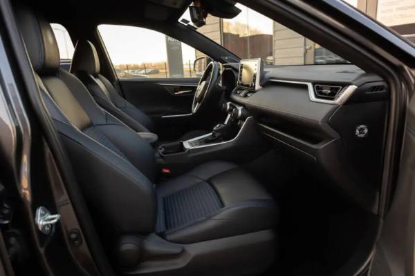 Grey Toyota RAV4 2019 in Jelgava, with an engine capacity of 2.50 L and mileage of 110 thousand km for 28700 €, photo 10 on AUTOMOTO.COM.LV