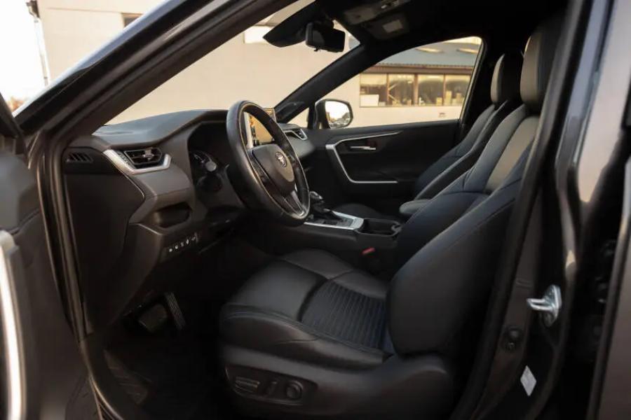 Grey Toyota RAV4 2019 in Jelgava, with an engine capacity of 2.50 L and mileage of 110 thousand km for 28700 €, photo 13 on AUTOMOTO.COM.LV